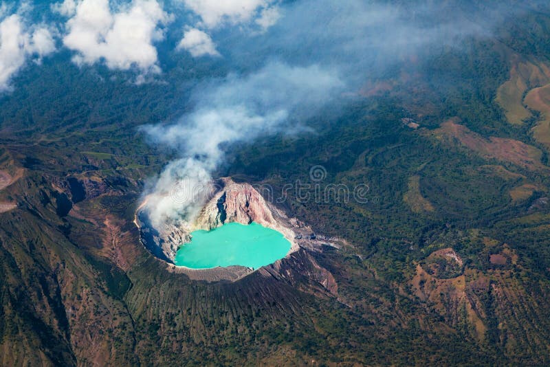 Ijão-vulcão. Vista De Cima Impressionante Do Vulcão Ijen Com O Lago De ...