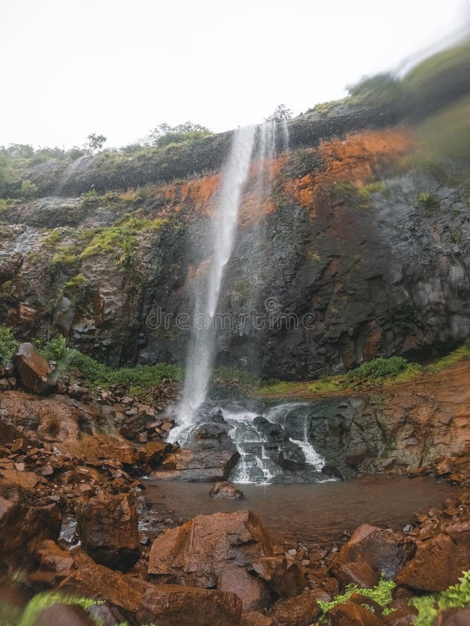 Foto Angular De La Cascada De Sawatsada En Chiplun. Imagen de archivo ...