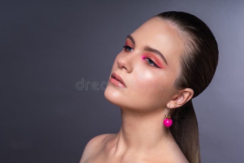 Una Imagen Creativa De Chica Joven Sexy Con Ojos Azules Redondos