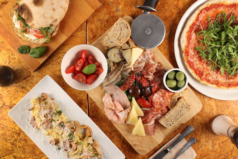 Foto de la cena italiana foto de archivo. Imagen de salsa - 136026062