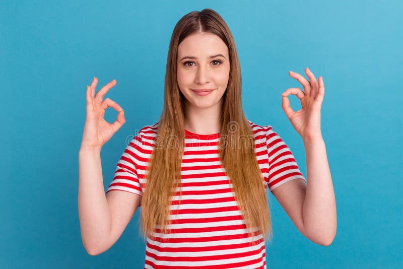 Foto De La Joven Linda Chica Mostrar Los Dedos Símbolo Okey Recomendar Publicidad De