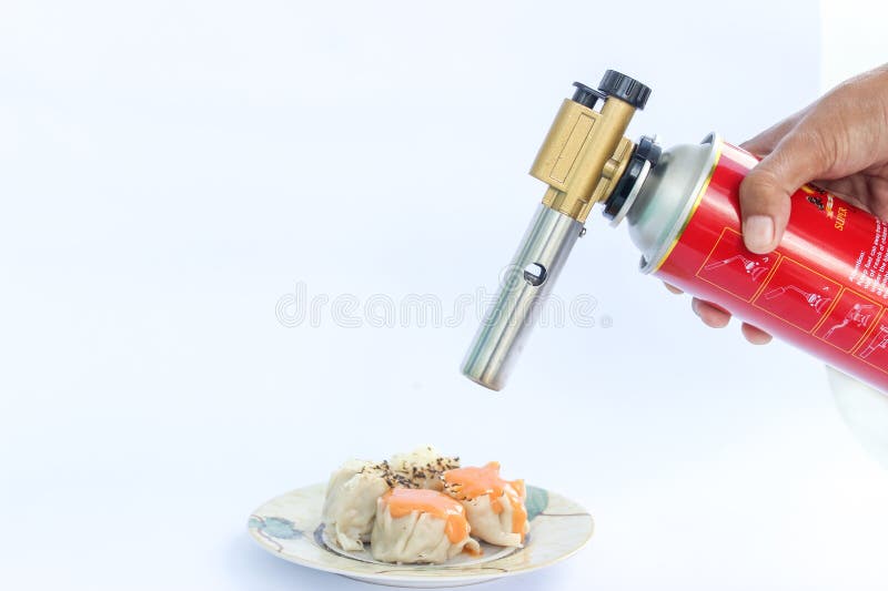 Foto De La Quema De Comida Readytoeat Con Un Encendedor Imagen de ...