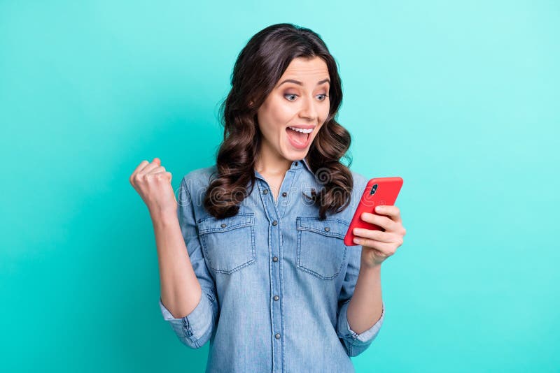 Foto De Uma Jovem Bem Doce Vestida Camisa De Denim Sorrindo De Um Gadget Moderno Erguendo Em