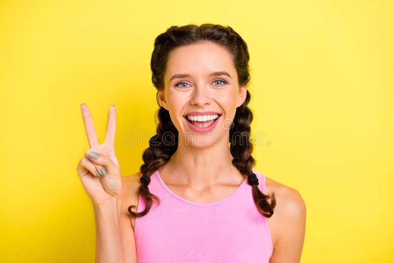 Foto De Una Jovencita Muy Emocionada Que Lleva Puesta Una Camiseta Con ... Foto De Una Jovencita Muy Emocionada Que Lleva Puesta Una Camiseta Con ...