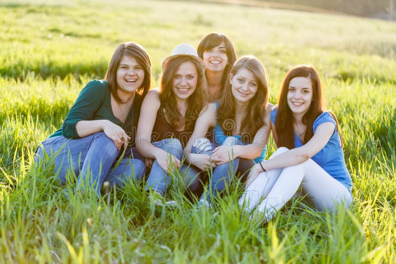 Ragazze Insieme fotografia stock. Immagine di gruppo - 32955608