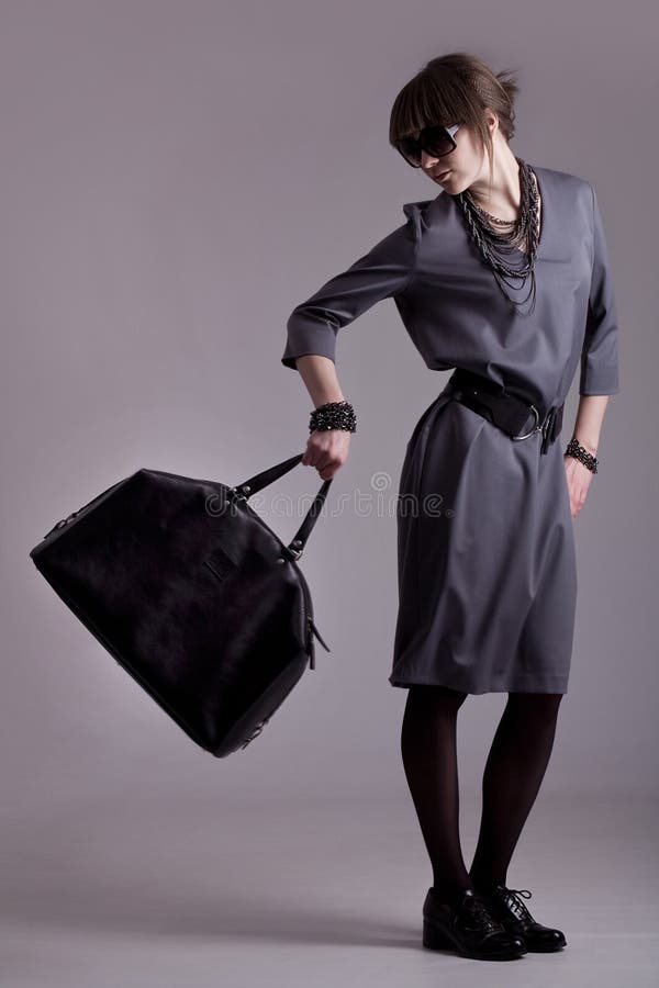 Foto Del Modelo De Manera Con Un Bolso Imagen de archivo - Imagen de ...
