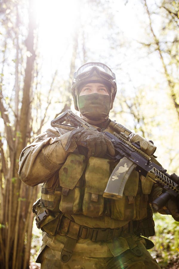 Soldado Con Un Arma Aislada En El Blanco Foto de archivo - Imagen de ...