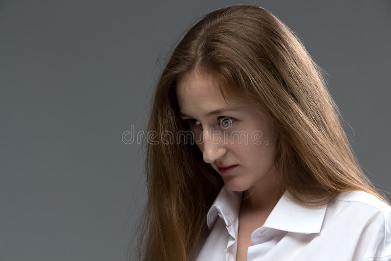Foto Della Giovane Donna Con La Testa Piegata Immagine Stock - Immagine ...