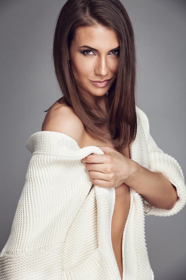 Foto in Studio Di Una Donna Che Posa Con Lingerie Elegante Immagine Stock - Immagine di fronte ...