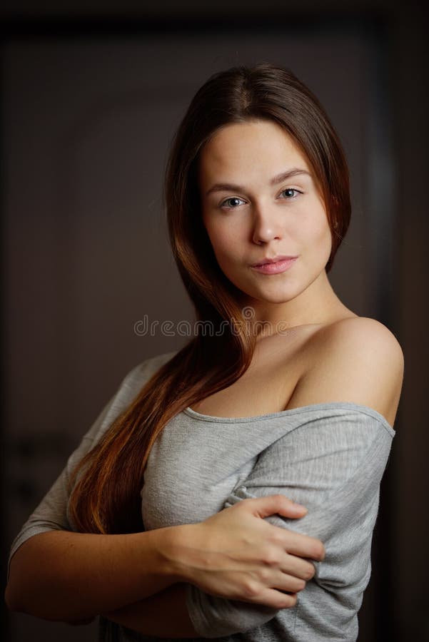 Giovane Bella Ragazza Che Scala La Roccia Immagine Stock - Immagine di ...