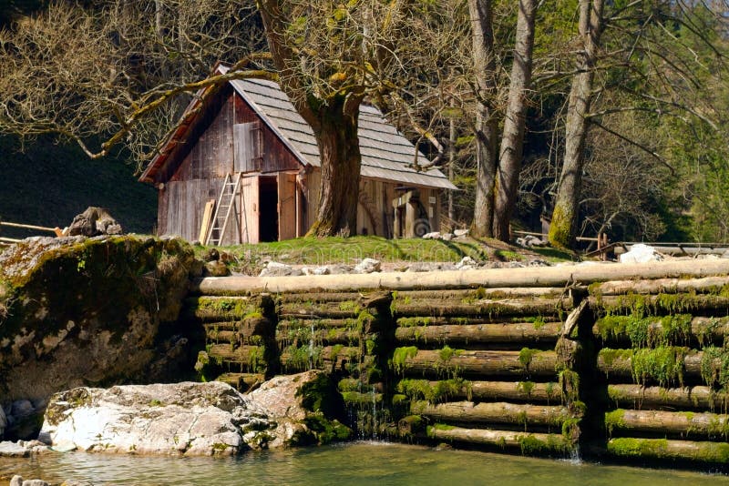 Foto di una diga di legno immagine stock. Immagine di incluso - 19341901
