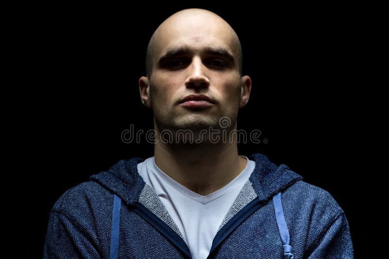 Foto Do Homem Calvo Novo Na Sombra Foto de Stock - Imagem de combate ...