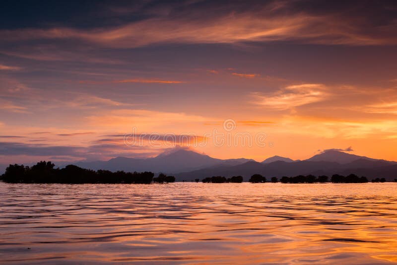 Foto Do Mar Calmo Durante A Hora De Ouro Imagem. Imagem: 116147456