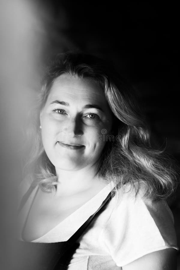 Foto En Blanco Y Negro De Una Mujer. Un Gran Retrato Sobre Un Fondo ... Foto En Blanco Y Negro De Una Mujer. Un Gran Retrato Sobre Un Fondo ...