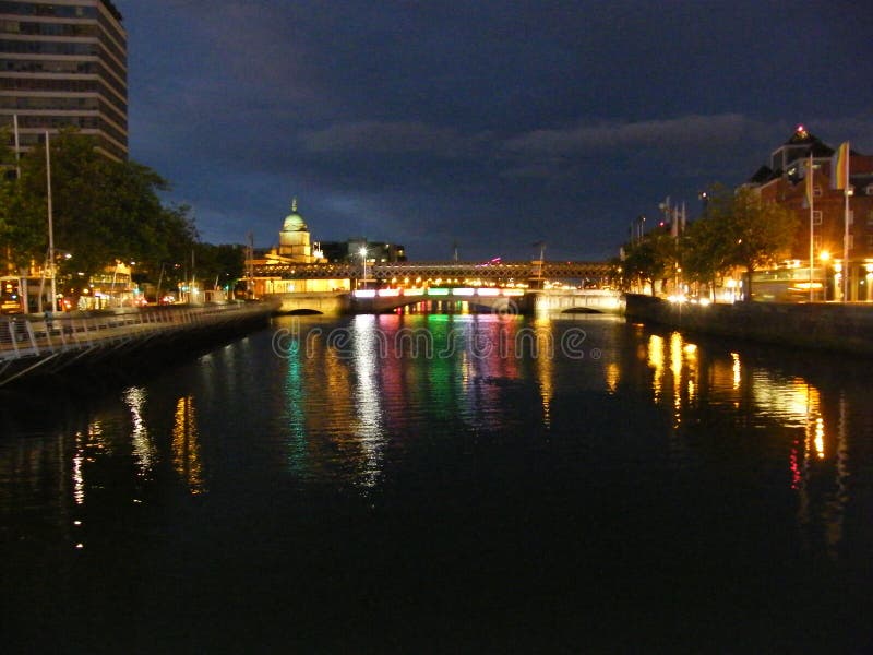 Foto Nocturna Con El Edificio Siptu En Foto de archivo - Imagen de ...
