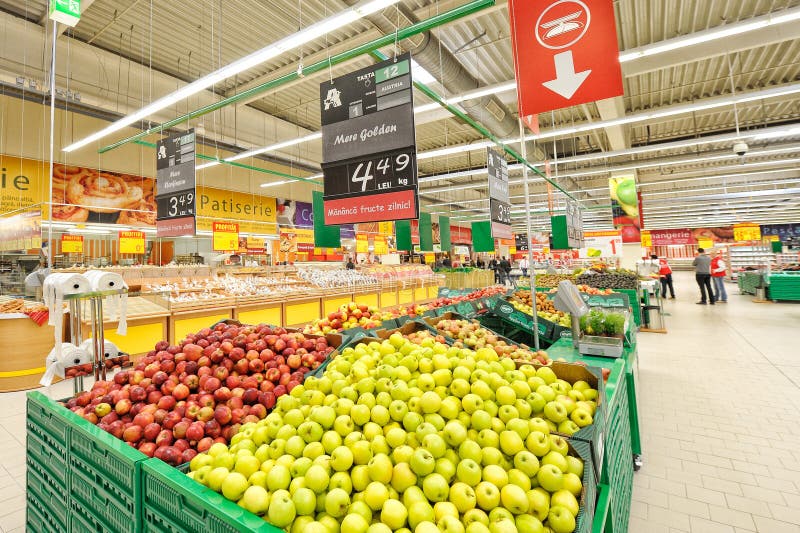 Foto's Bij Hypermarket Het Grote Openen Van Auchan Redactionele Foto ...