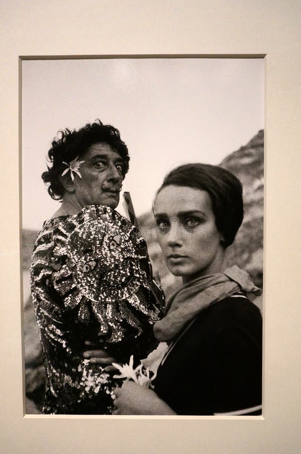 Foto Van Salvador Dali En Gala Dali Aat Het Museum Redactionele Afbeelding Image Of Museum