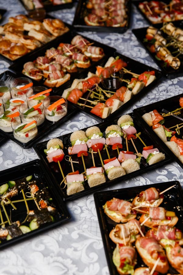 Verscheidenheid Van Koude Snacks Op Platen Stock Afbeelding ...