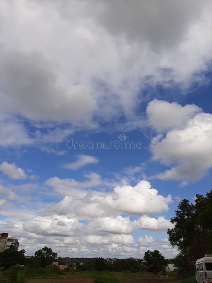 Foto Vertical De Nubes Y Cielo Despejado Imagen de archivo - Imagen de ...