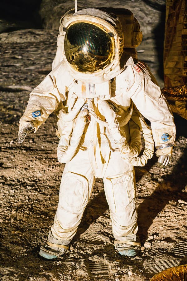 Foto Vertical De Um Astronauta Americano Andando Na Lua Foto de Stock ...