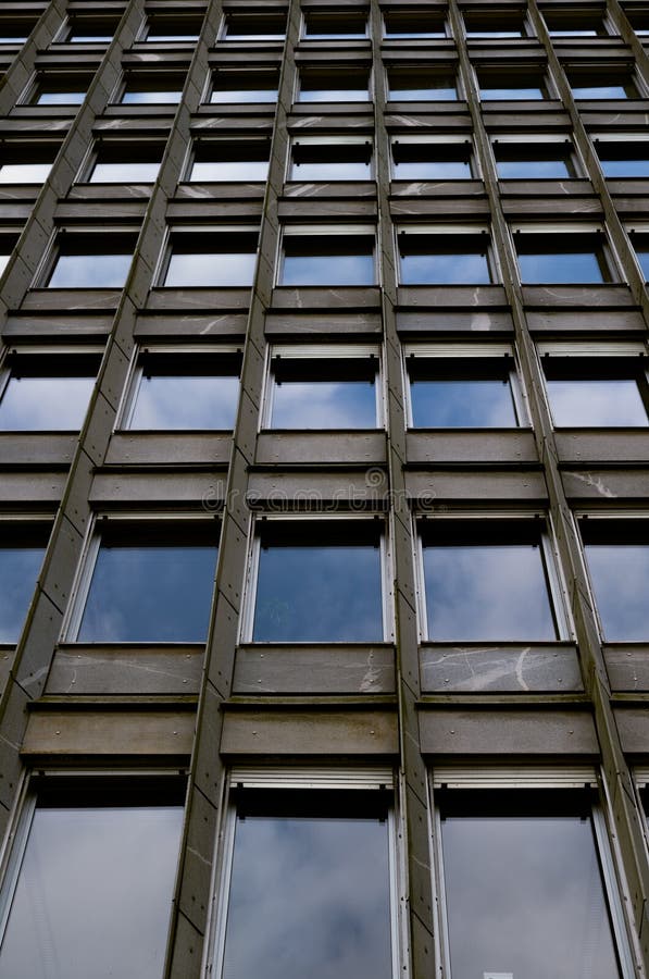 Fotografía De Edificio Con Ventanas Rectangulares Con Reflejo Del Cielo ...