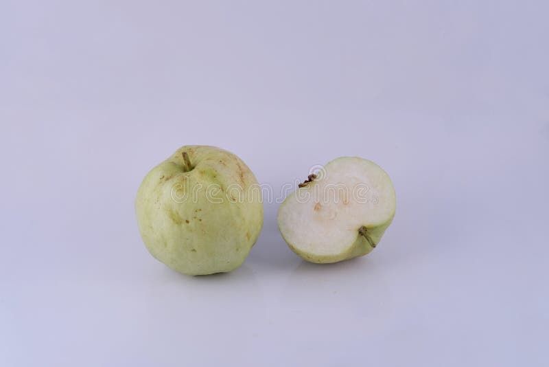 Corte De Guayaba a La Mitad En Fondo Blanco Foto de archivo - Imagen de ...
