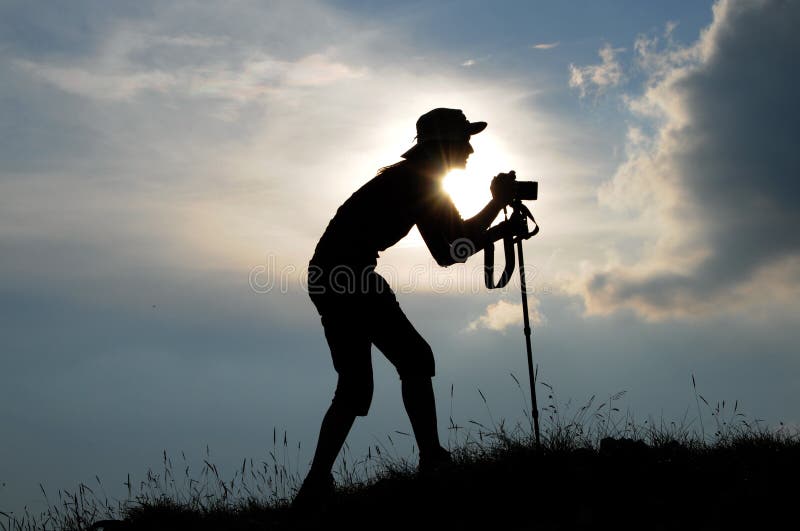 Kobieta Fotograf Patrzeje Negatywnego Film Obraz Stock - Obraz złożonej ...
