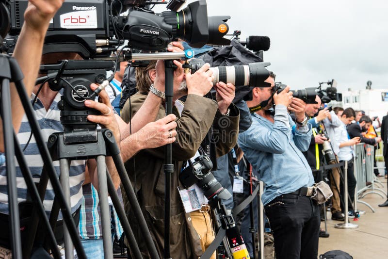 Giornalisti E Fotografi Che Fanno Concorrenza A Vicenda Mentre ...