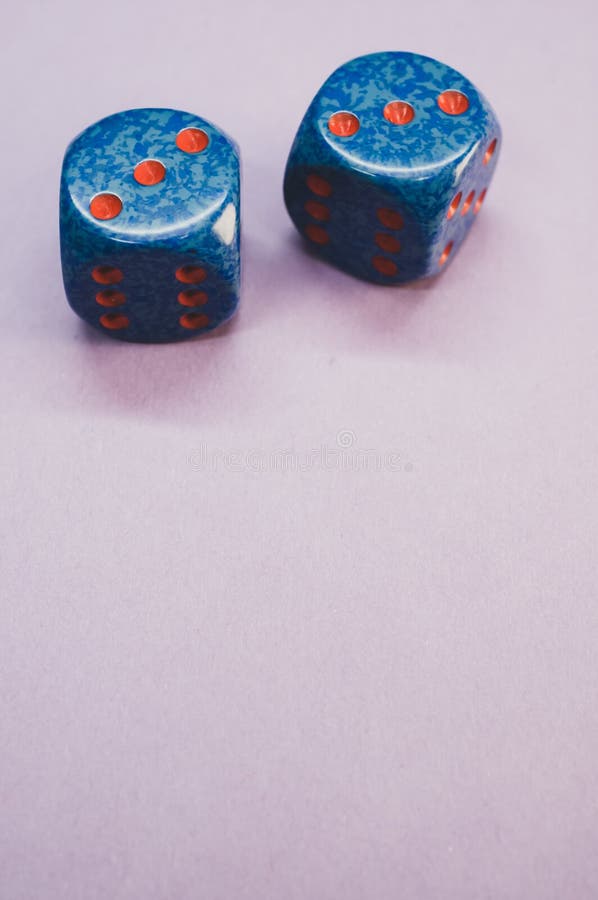 Fotografia Vertical Do Dado Azul Isolada Sobre Fundo Roxo Imagem de ...