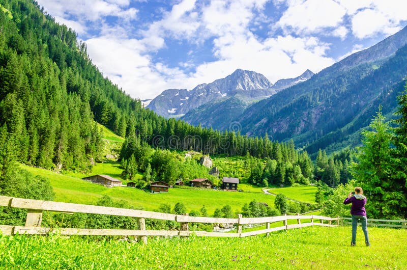 Foto Stock e immagini a tema Prati Verdi Cottage Alpini Alpi Austria ...
