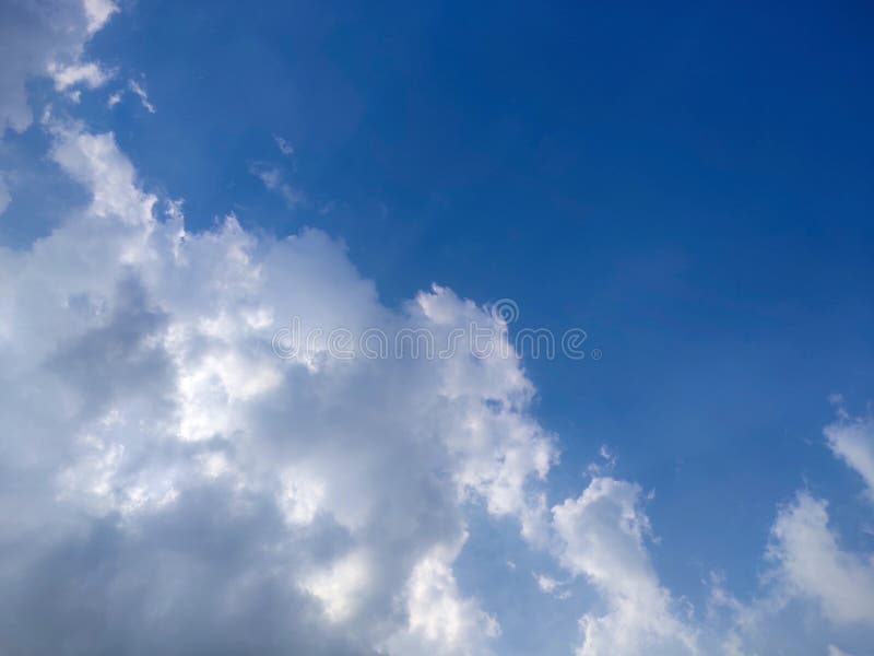 Fotos De Céu Limpo E Nuvens Foto de Stock - Imagem de bulbos, metal ...