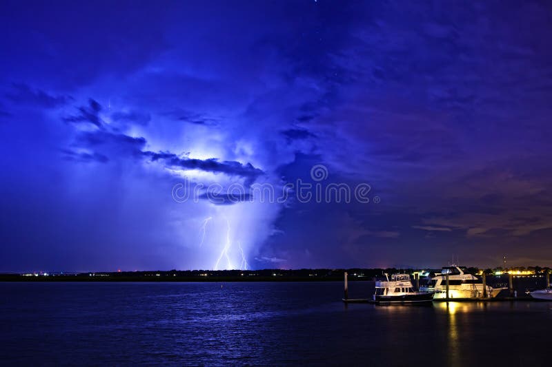 Foudre Au-dessus Des Bateaux Et De L'eau Photo stock - Image du océan ...