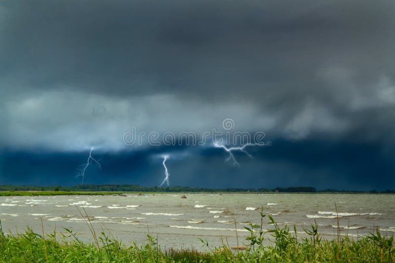 Foudre En Mer Rideaux Sur La Côte Image stock - Image du extérieur ...