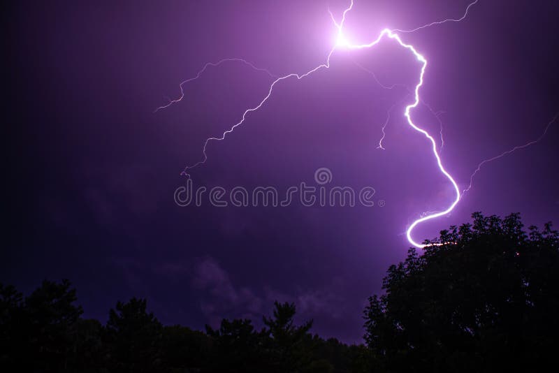 Pourpre De Foudre De Boulon Photo stock - Image du lumière, embranché ...