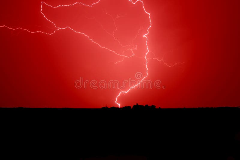 Ciel rouge avec la foudre image stock. Image du nature - 24686213