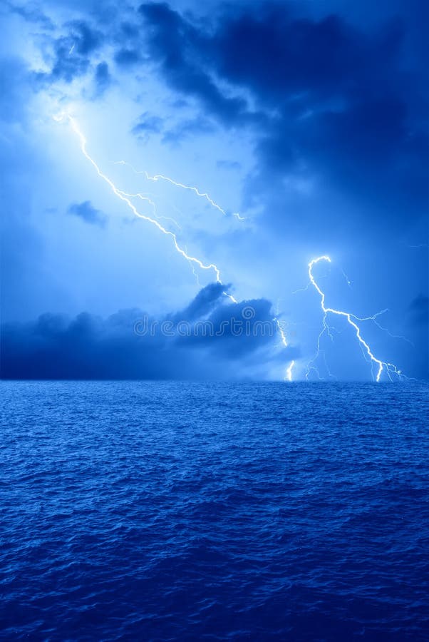 Ciel rouge avec la foudre image stock. Image du horizontal - 24686213