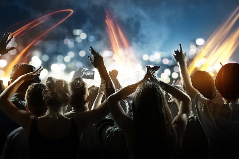 Foule Au Concert De Rock Devant L'étape Lumineuse Photo stock - Image ...