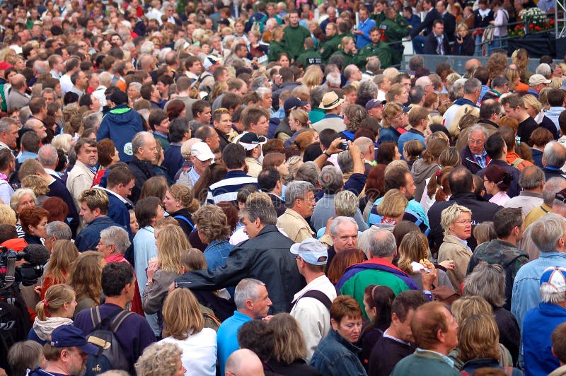 Foule photographie éditorial. Image du festival, hommes - 13162867