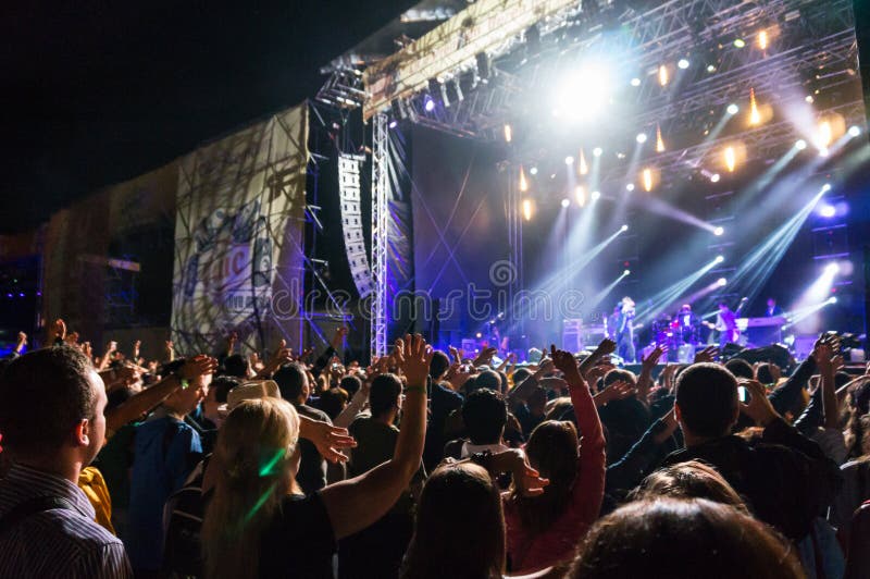Foule Appréciant Le Concert Photo stock - Image du bande, amusement ...