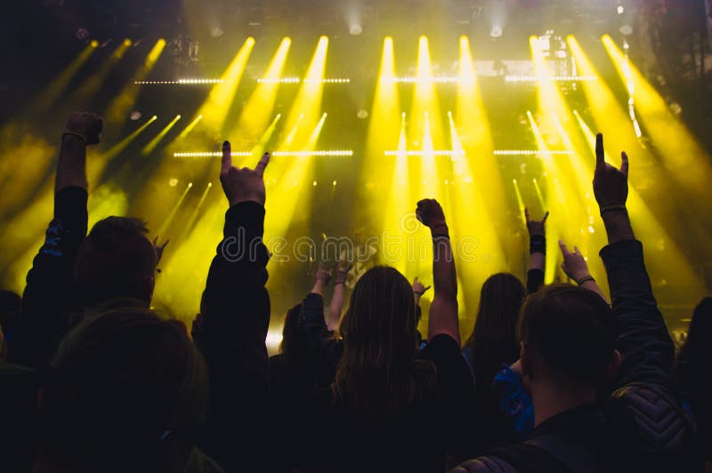 Foule dans un concert image stock. Image du festival - 35387423