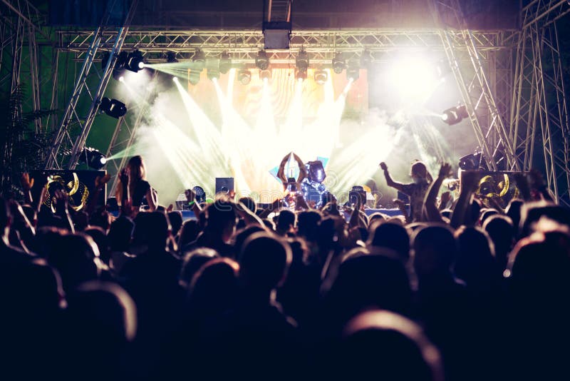 Foule dans un concert image éditorial. Image du événement - 99612055