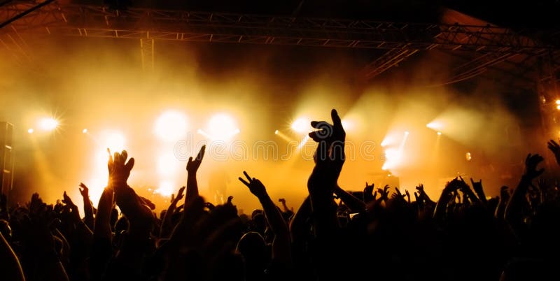 Foule Au Concert Sous Tension Image stock - Image du divertissement ...