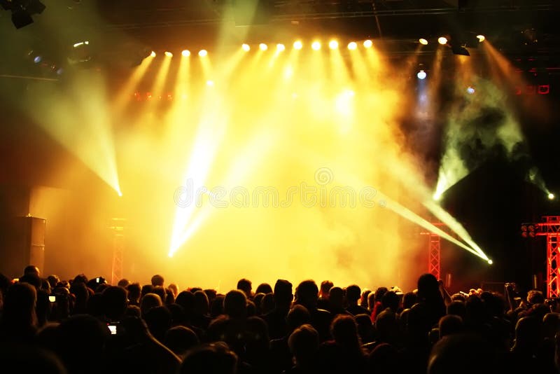 Foule de concert image stock. Image du exécutez, ouvert - 6172663