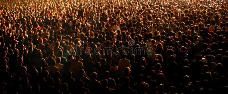 Festival en soirée image stock. Image du gens, foule - 17929939