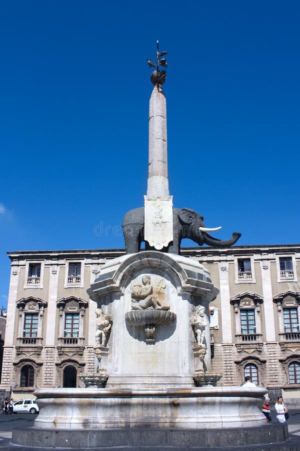 Fountain of Elephant (symbol of Catania) at Piazza Duomo in Catania ...