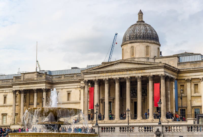 Fountain and the National Gallery on Trafalgar Square Editorial Photo ...