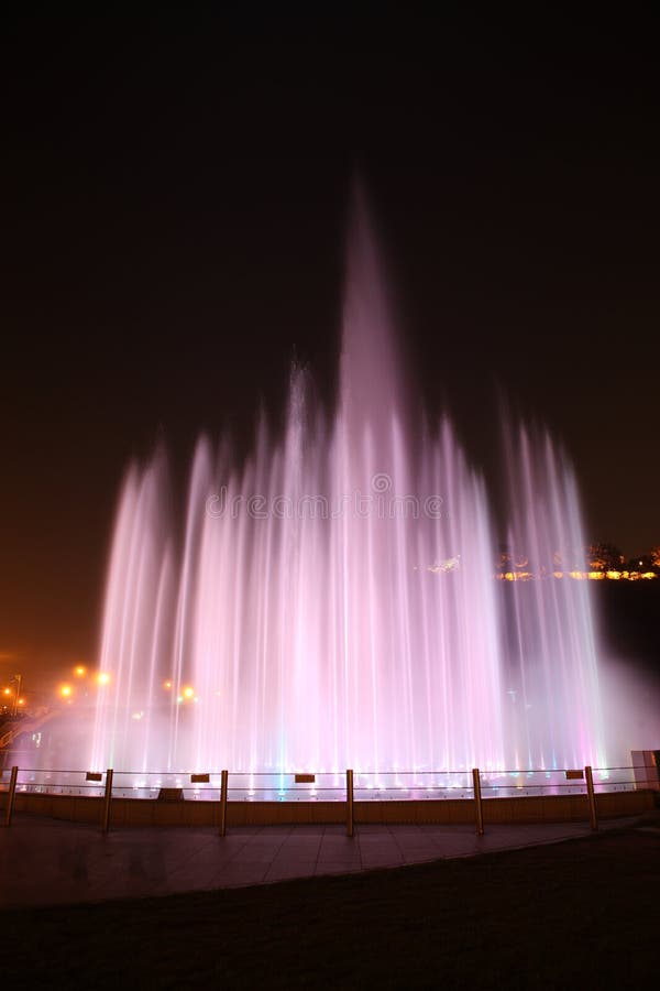 Fountain editorial photo. Image of metropolis, water - 82419541