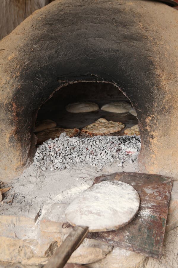 Four turc traditionnel image stock. Image du cuire, plat - 24784359