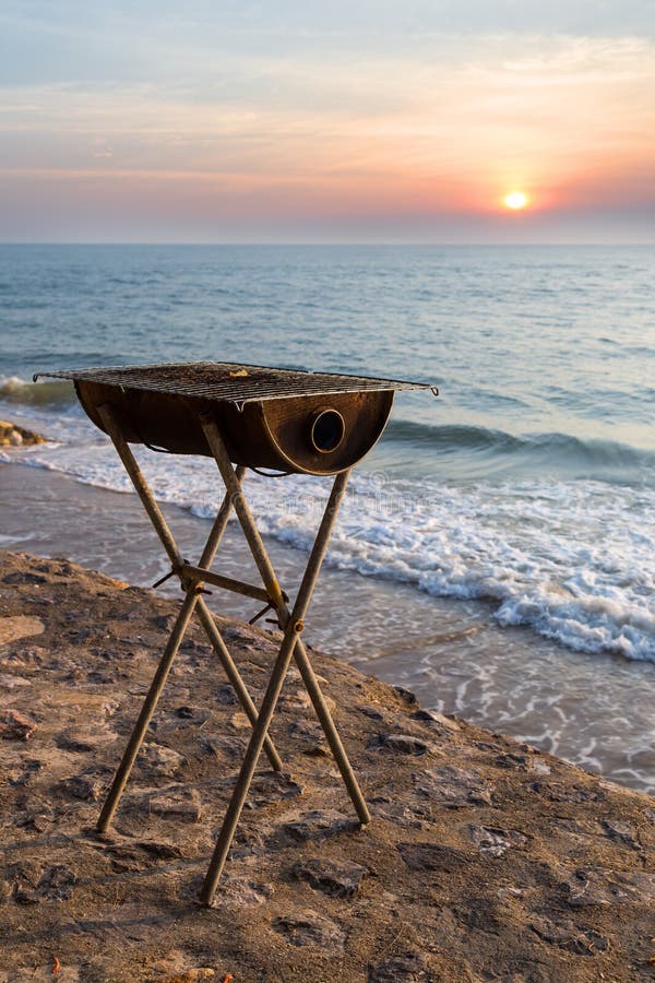 Fourneau Vintage Pour Barbecue Photo stock - Image du vieux, métal ...