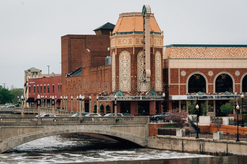 The Fox River and Buildings in Aurora, Illinois Editorial Stock Photo ...